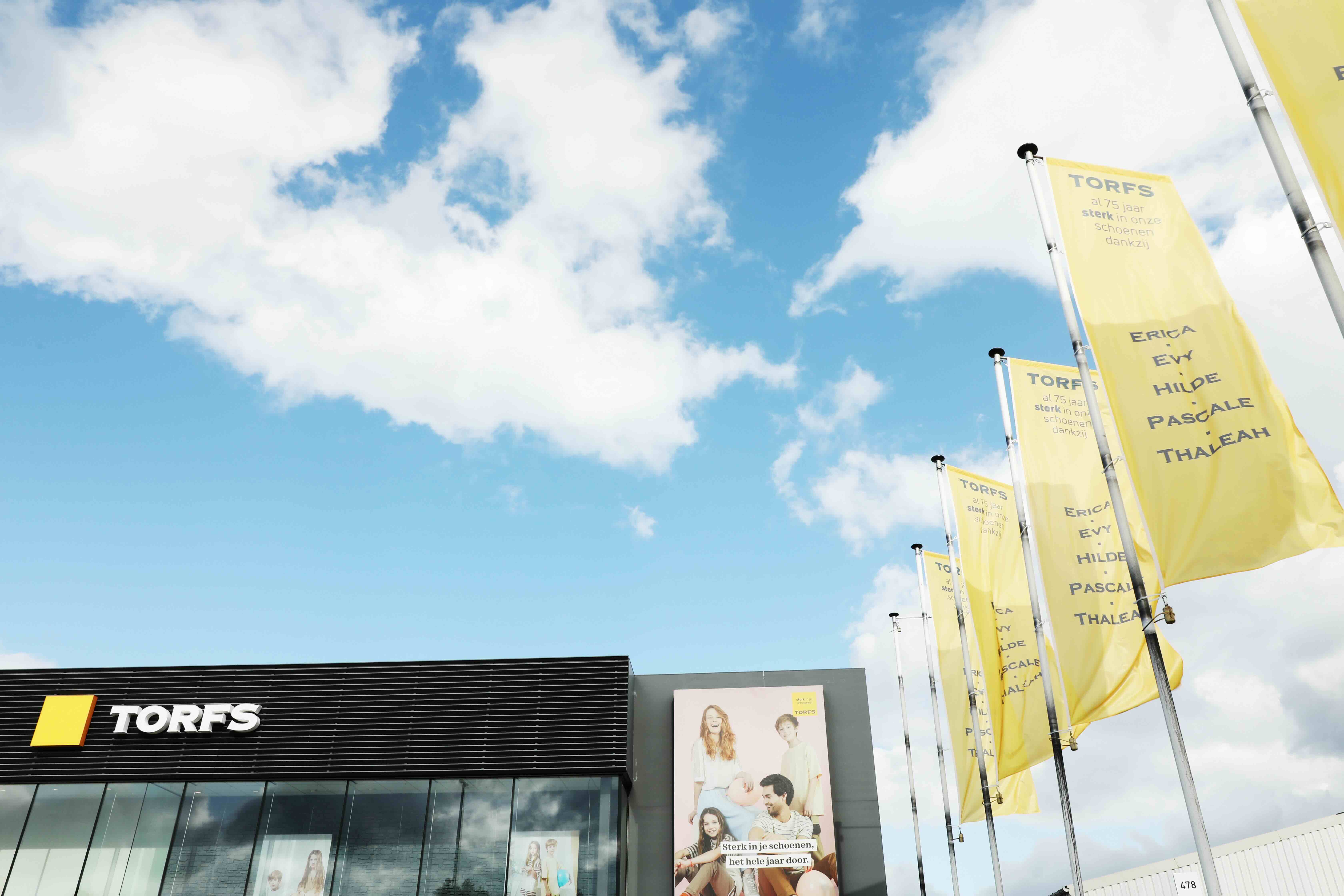 Media Marketing | News | Torfs blaast 75 kaarsjes uit met zijn medewerkers